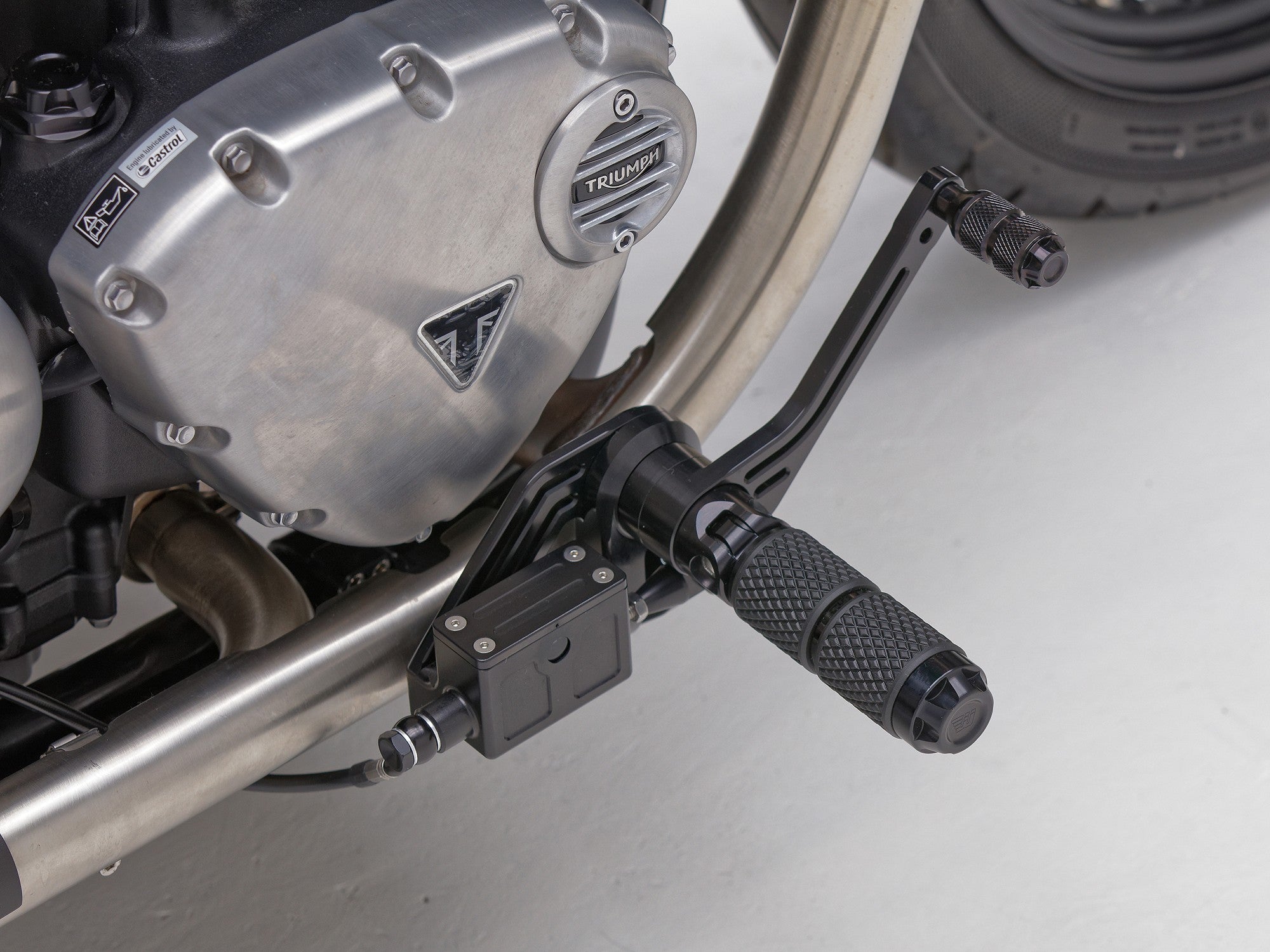 Triumph Bonneville Bobber-Forward foot control – Bros Custom Parts