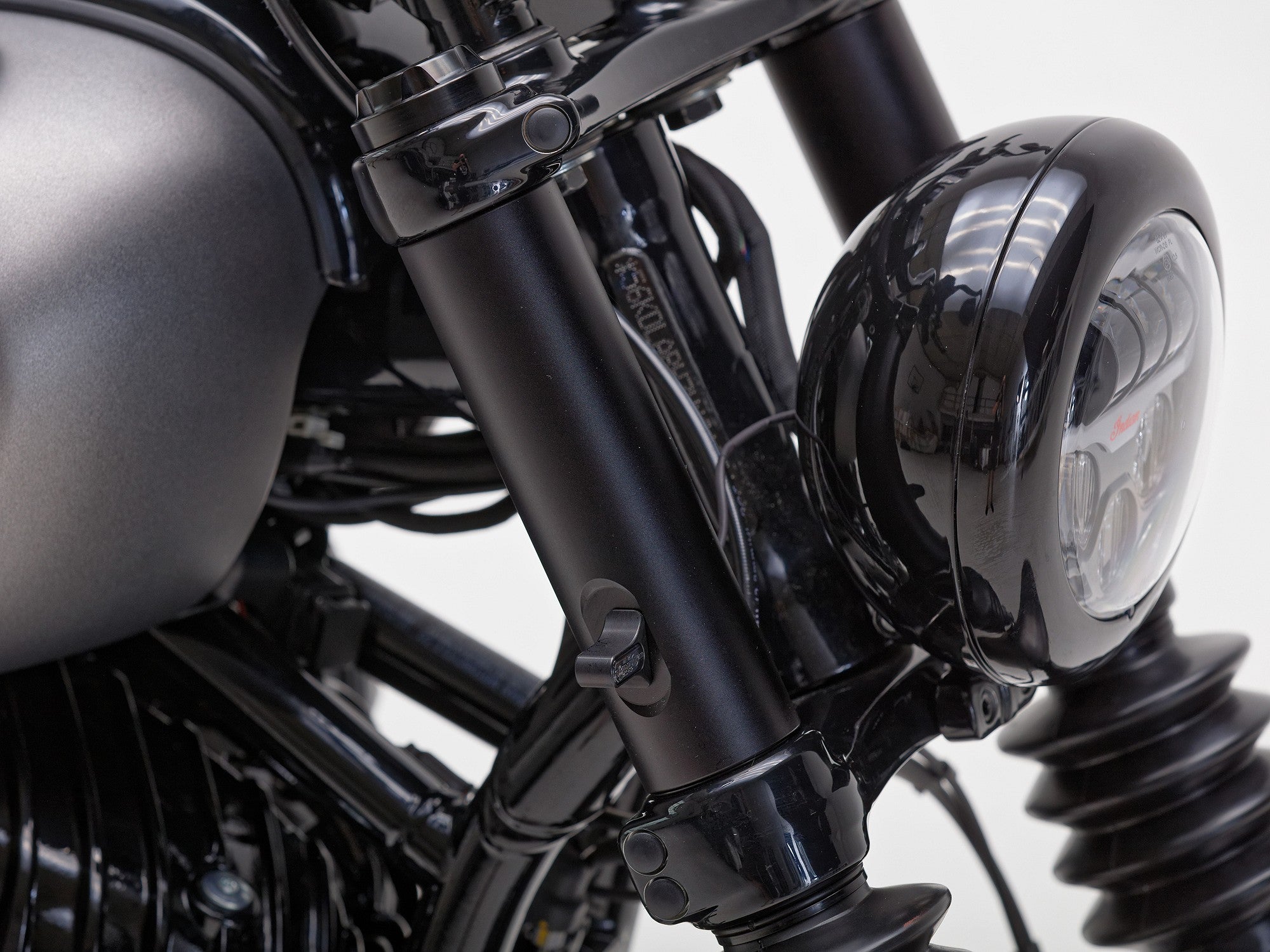 Triumph Bonneville Bobber - Cover front fork tubes with indicators ...